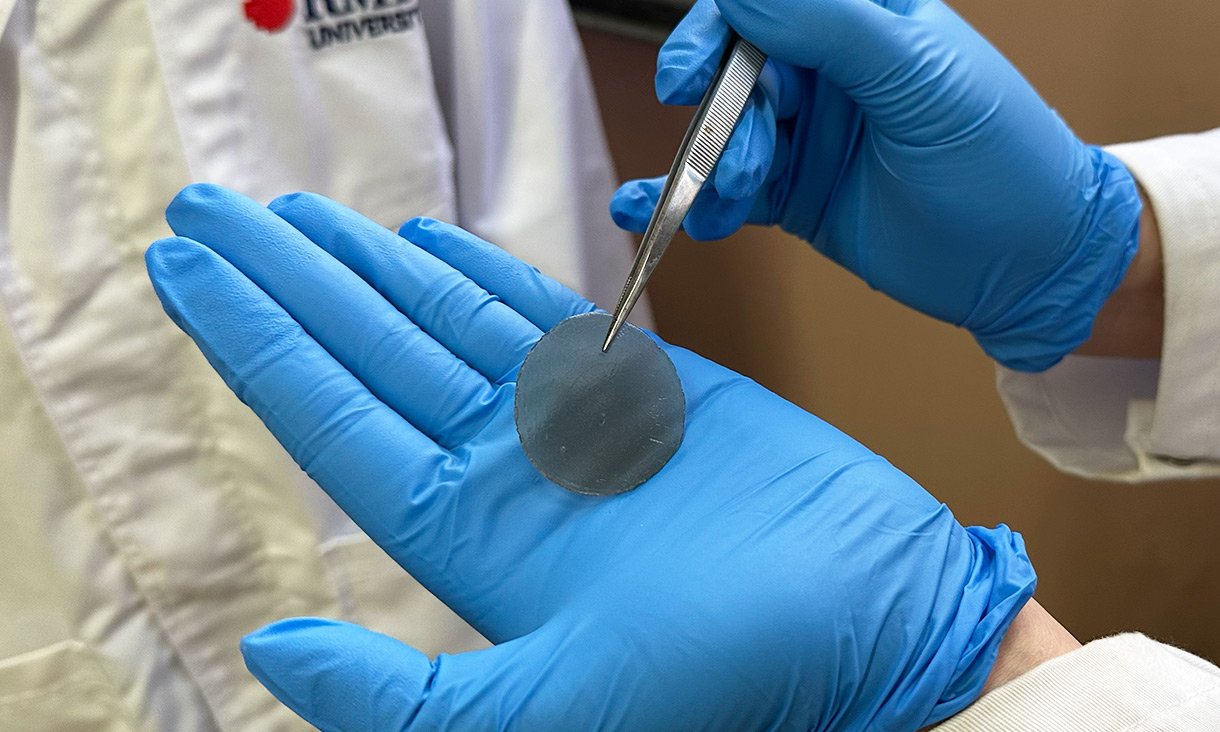 Smart Wound Patch Uses Carbon Dots to Monitor Infection and Deliver ...